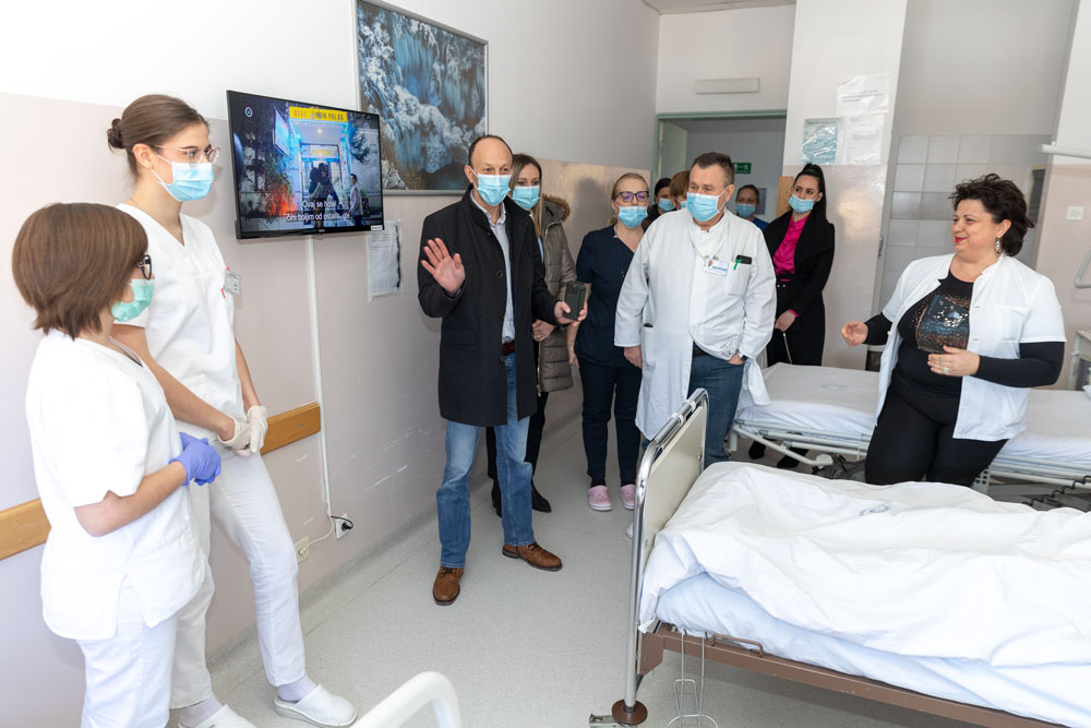 Povodom Svjetskog dana bolesnika župan Petry sa suradnicima posjetio Opću bolnicu Gospić | LIKA ...